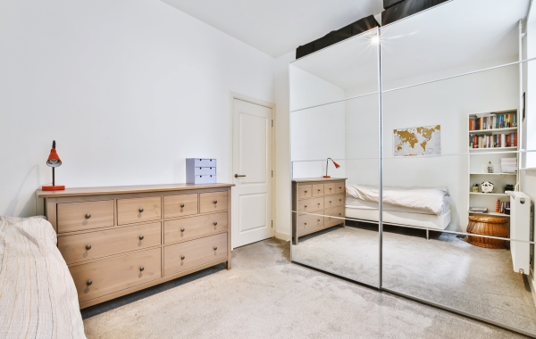 Are mirrored wardrobes a good idea? (Pros and Cons) - Pinnacle Housing ...